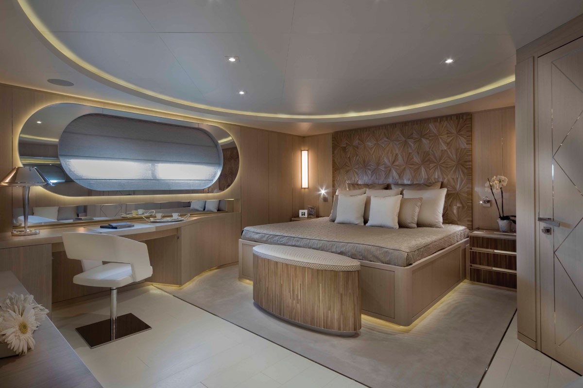 Yacht LIGHT HOLIC, CRN | CHARTERWORLD Luxury Superyacht Charters